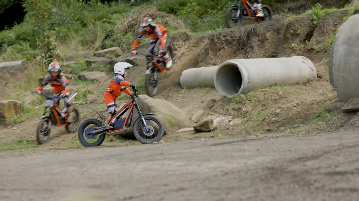 Triumph Oset Bikes TXP-20 / TXP-24：1600W馬達、4小時續航力、全可調氣壓懸吊的兒童電動越野車 ...